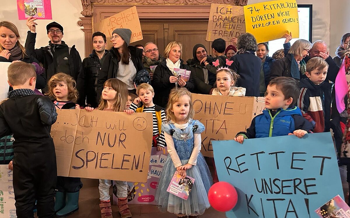 Würzburg: Kita-Eltern demonstrieren im Rathaus | Radio Gong Würzburg